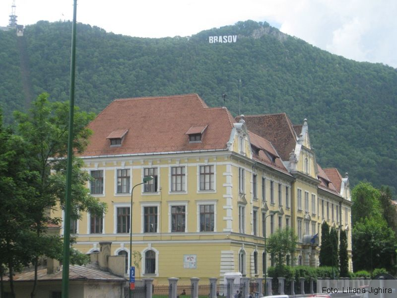 BRAŞOV. Uniforma şcolară aduce uniformizare? - MyTex.ro