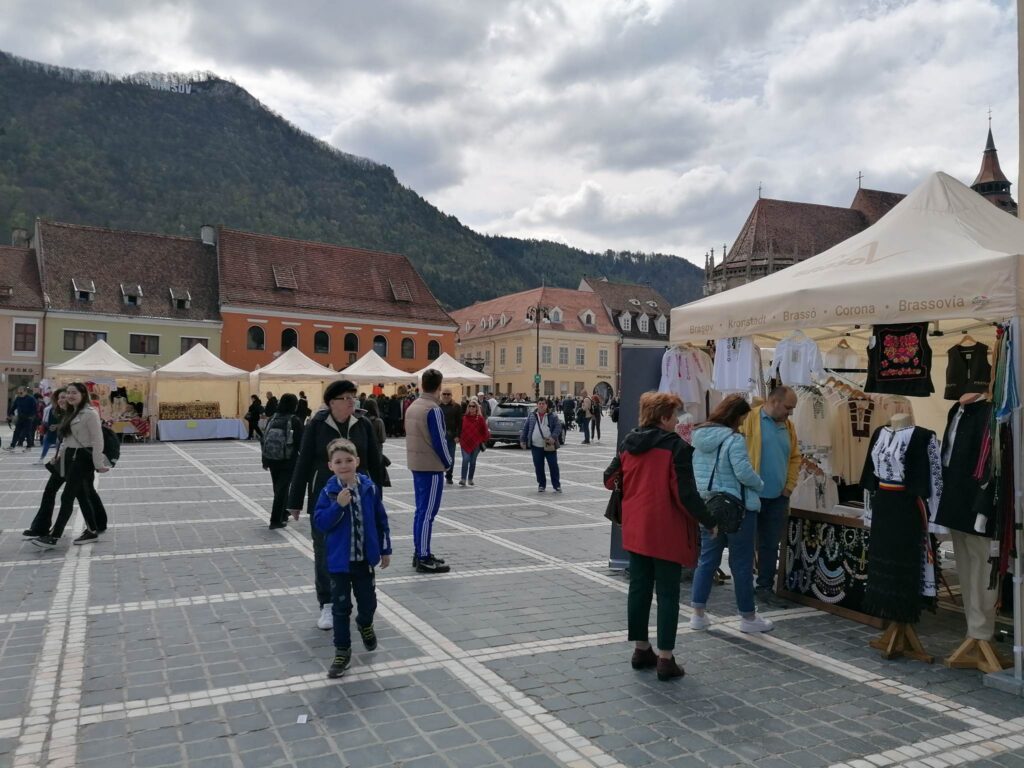 Târg de bun venit, în Piața Sfatului - MyTex.ro