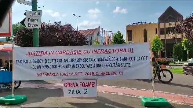 Greva foamei lângă Aula Universității din Brașov (video) - MyTex.ro