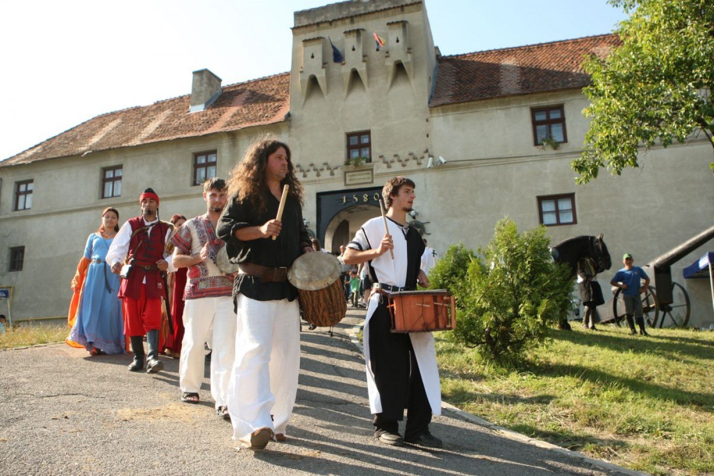 Paradă medievală, cu... bicicliști și autorități - MyTex.ro