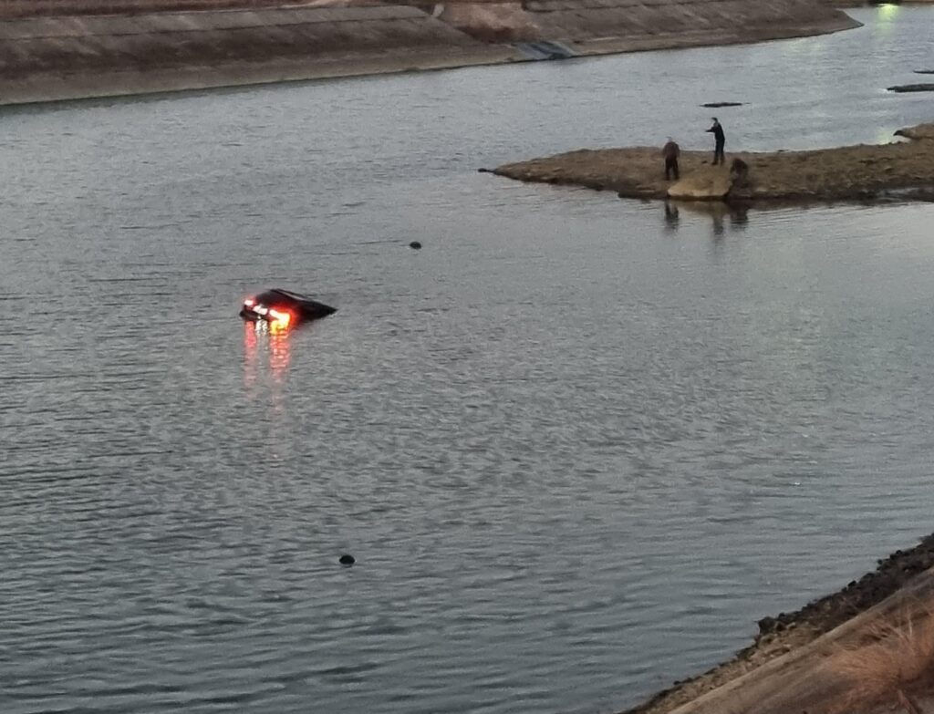 Copil decedat după ce mașina în care se afla a căzut în râul Olt ...