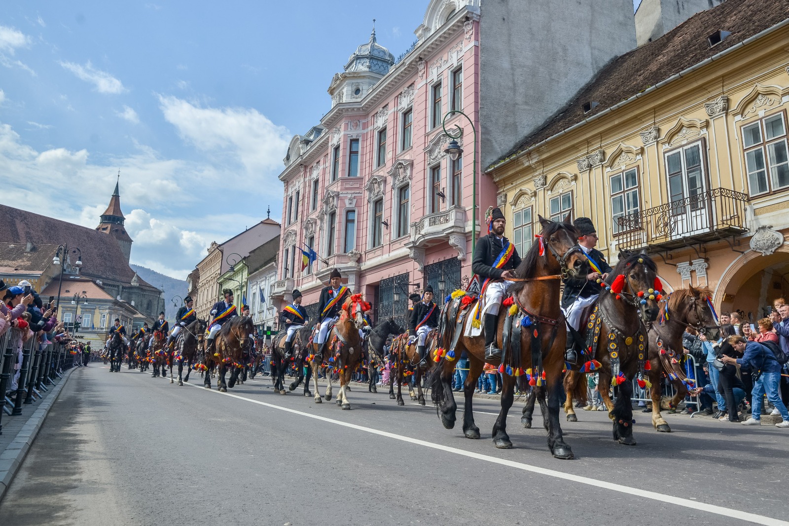 Cu autobuzul la Parada Junilor! RATBV promite frecvențe și de 5 minute ...
