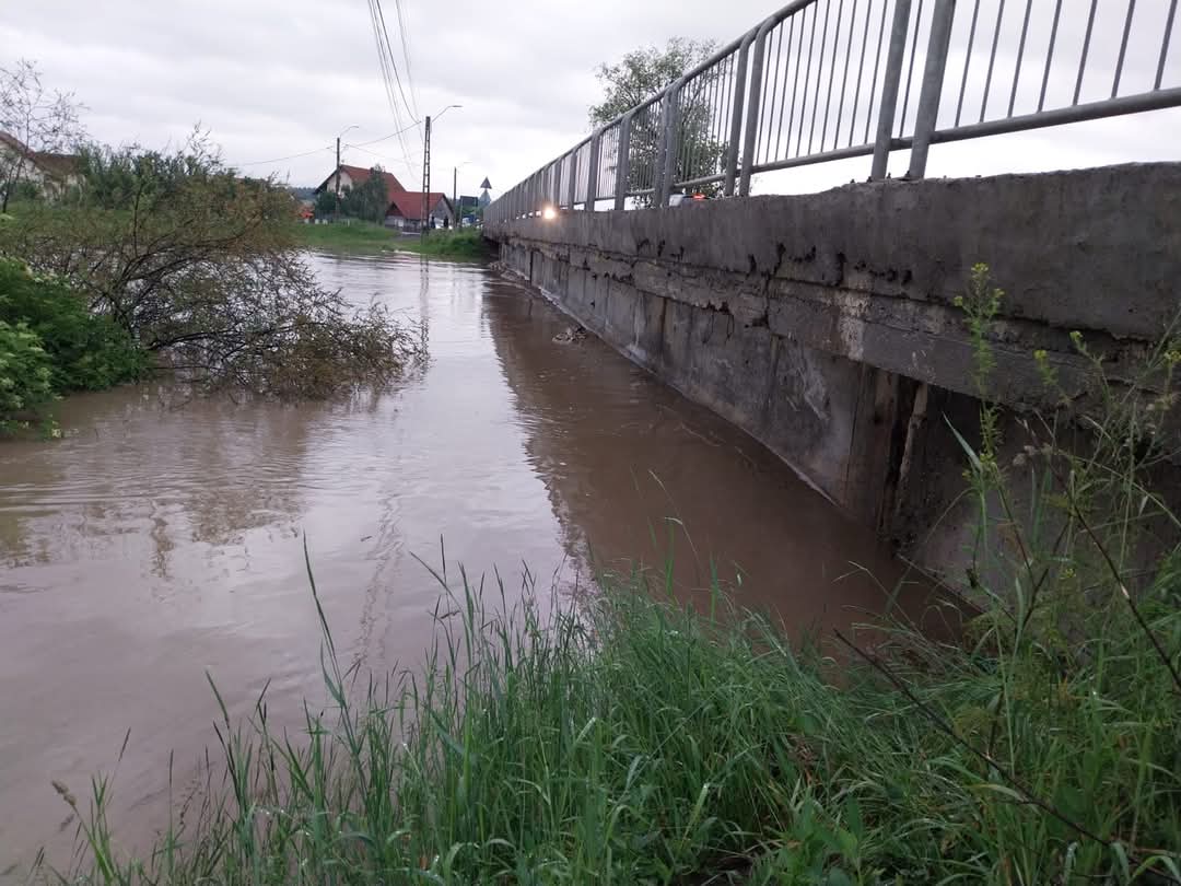 Restricție de tone pe DN 13E, la Reci / DRDP Brașov: Râul Negru a ajuns ...