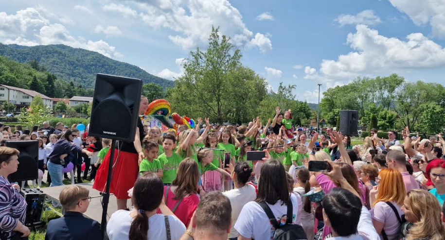 Ora Copiilor by Cantus Mundi - sărbătoare în Parcul Noua din Brașov ...